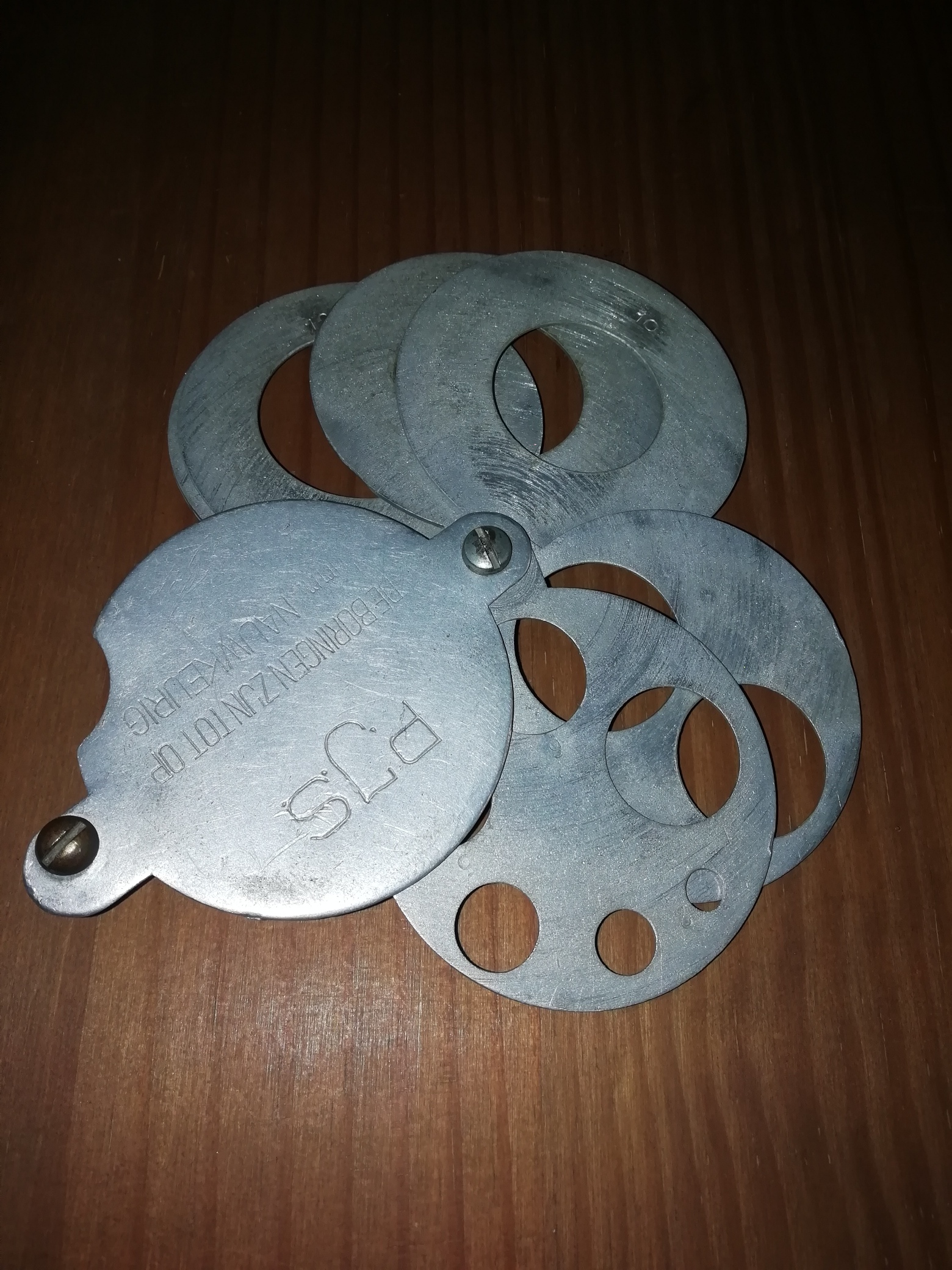 wat voor voorwerp is dit, schijven met verschillende afmeting gaten ...