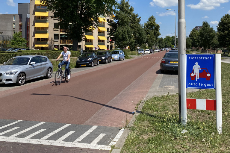 Mogen auto's fietsers inhalen op een fietsstraat? - GoeieVraag