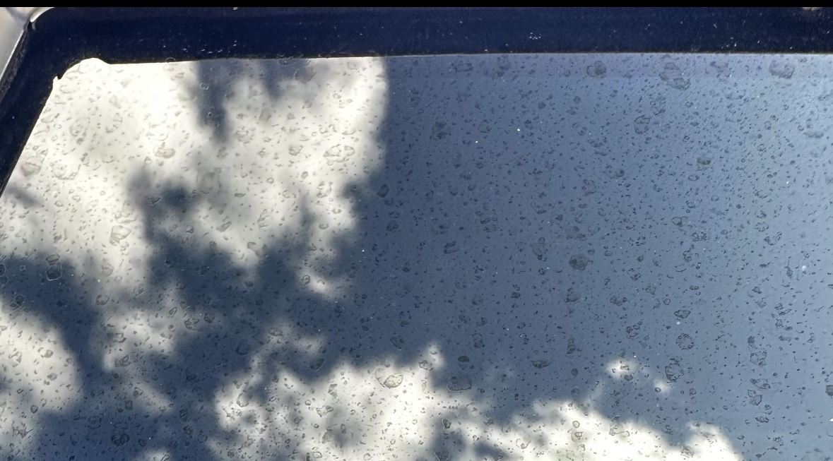 Hoe krijg ik deze (kalk?)vlekken van mijn autoruit? - GoeieVraag